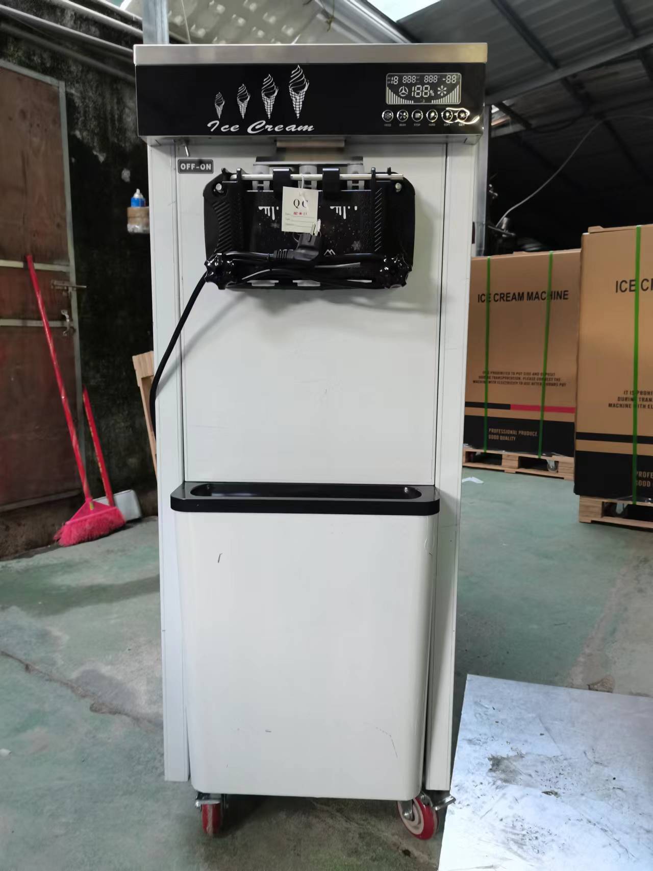 Food Soft Ice Cream Machine Pre-cooling With Casters 18-22L Homemade ...